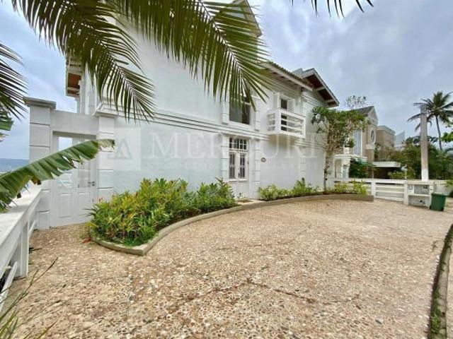 Casa no Guarujá, Enseada, Condomínio Fechado, 4 Quartos, Sendo Suítes e Sacada com Vista Mar Mercu