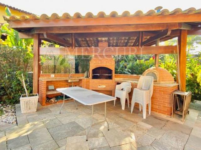 Casa no Guarujá, Enseada, Condomínio Fechado, 4 Quartos, 4 Suítes, Piscina e Churrasqueira Mercuri