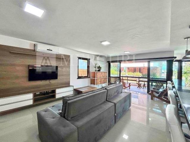 Casa no Guarujá, Enseada, Condomínio Fechado, 5 Quartos, Sendo 3 Suítes e Sacada com Vista para o Ma