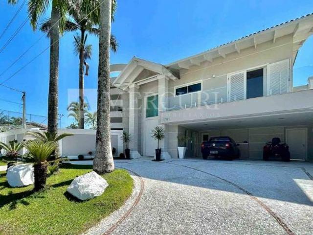 Casa no Guarujá, Jardim Acapulco, Condomínio Fechado, 9 Quartos, Sendo 8 Suítes, Piscina e Espaço Go