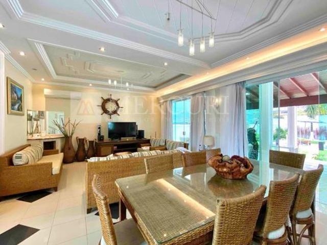 Casa no Guarujá, Jardim Pernambuco, Condomínio Fechado, 4 Quartos, Sendo Suítes e Varanda Gourmet