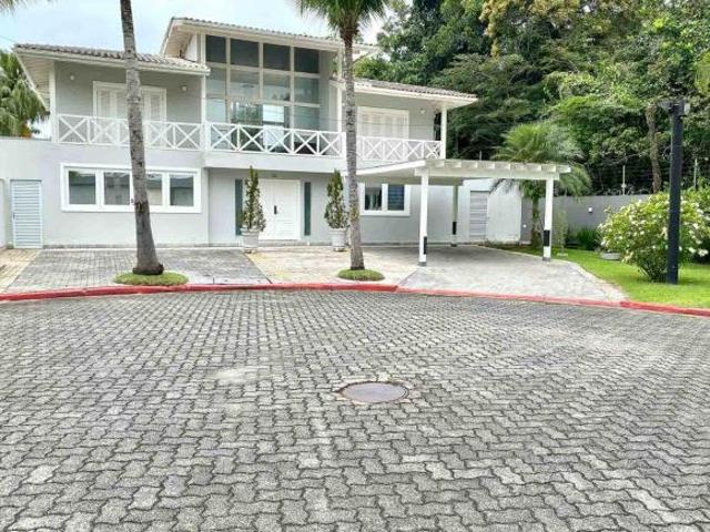 Casa no Guarujá, Jardim Pernambuco I, Condomínio Fechado, 5 Quartos, Sendo Suítes Mercuri Imóveis