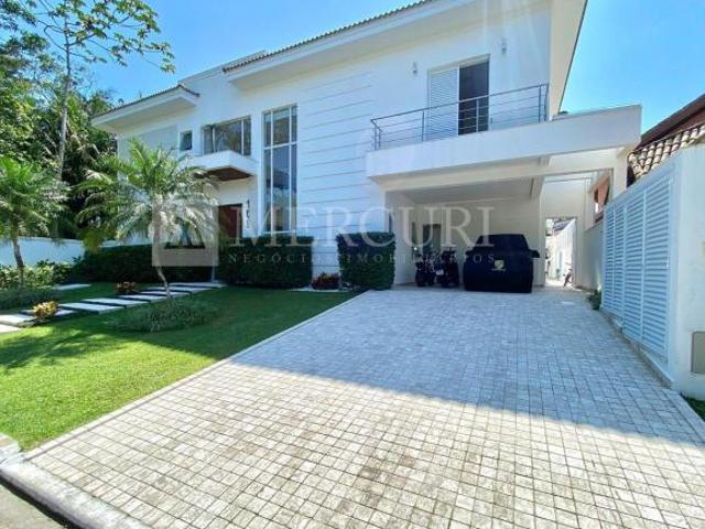 Casa no Guarujá, Park Lane, Condomínio Fechado, 4 Quartos, Sendo 1 Suíte, Piscina e Churrasqueira
