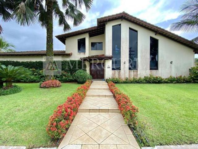 Casa no Guarujá, Park Lane, Condomínio Fechado, 4 Quartos, Sendo 2 Suítes, Piscina e Churrasqueira
