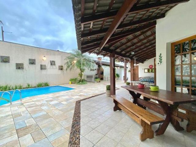 Casa no Guarujá, Park Lane, Condomínio Fechado, 3 Quartos, Sendo Suítes, Sacada, Piscina e Churrasq