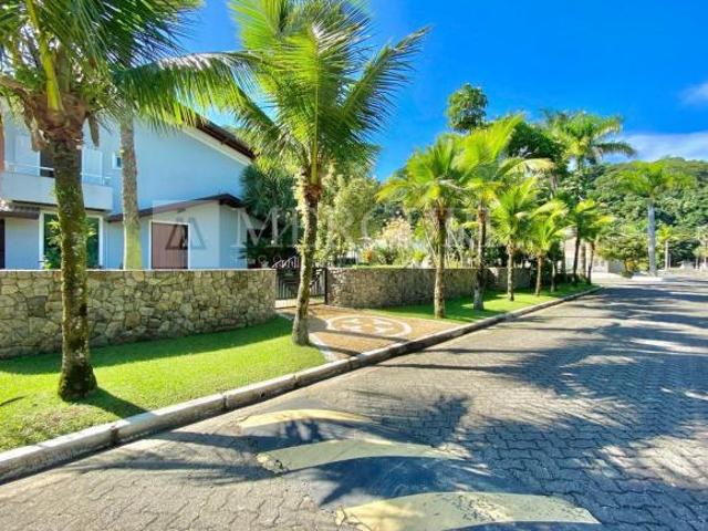 Casa no Guarujá, Pernambuco, Condomínio Fechado, 5 Quartos, Sendo Suítes, Sacada e Piscina Mercuri