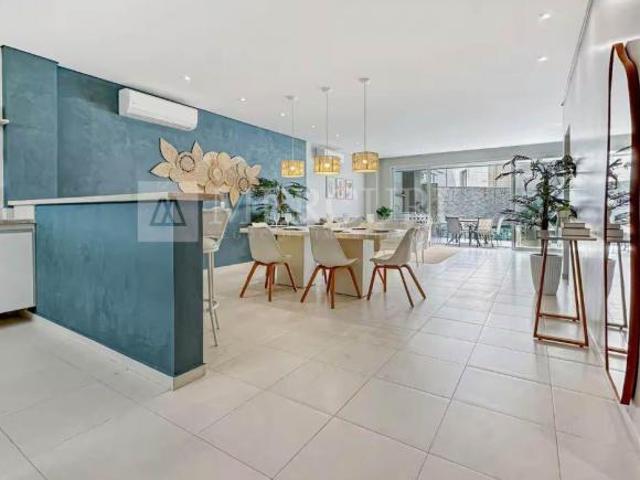 Casa no Guarujá, Praia do Enseada, 4 Suítes, Área Gourmet com Piscina Mercuri Imóveis Imobiliári