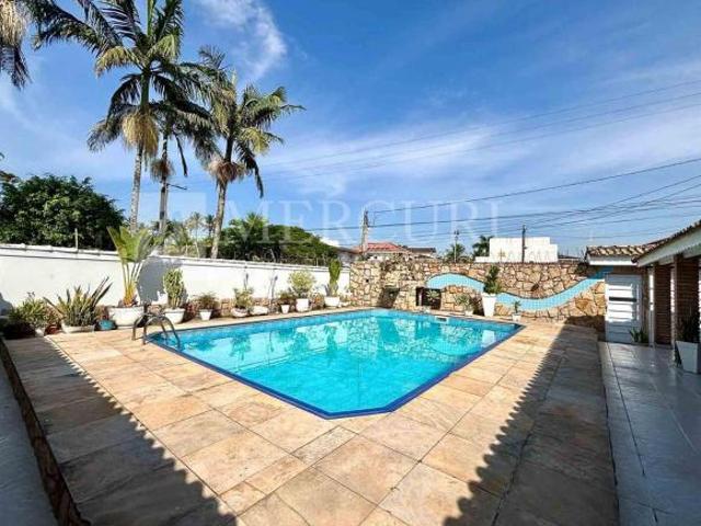Casa no Guarujá, Praia da Enseada, 3 Quartos, sendo Suítes, Área Gourmet com Piscina e Churrasqueira