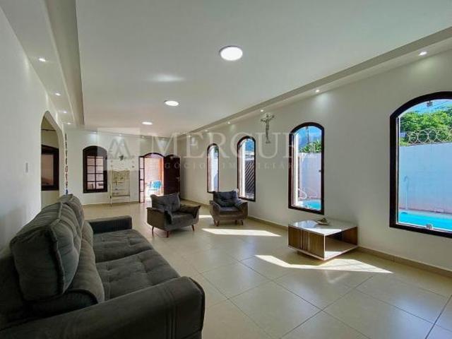 Casa no Guarujá, Praia da Enseada, com Piscina, Churrasqueira e 3 Suítes Climatizadas Mercuri Imóv
