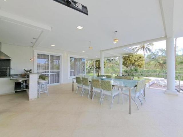Casa no Granville, 5 Suítes, 6 vagas para carros, piscina e espaço