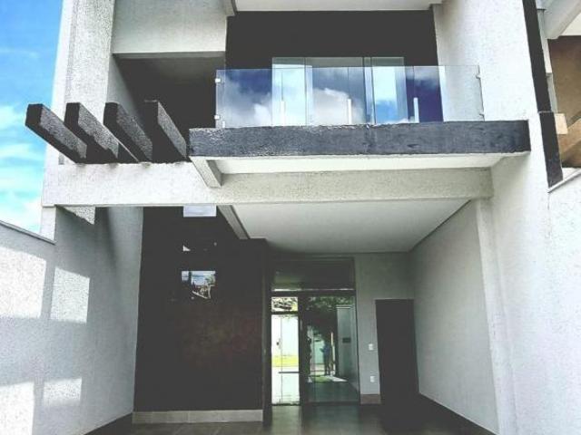 Casa no Jardim América 3 suítes, 169m², porcelanato, Goiânia