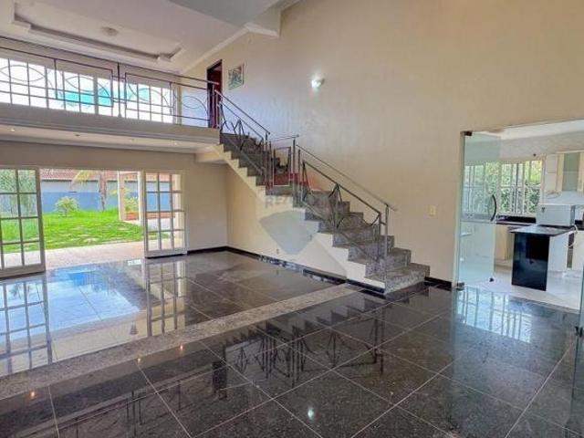 Casa no Jardim Botânico: Luxo e Segurança!