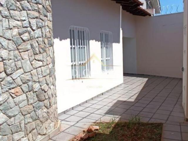 Casa no Jardim Induberaba à Venda a 850 do Parque de Exposição ABCZ e 130 metros da Padaria Santa