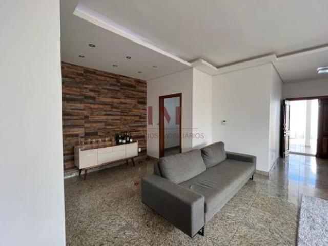 Casa no Jardim Karaíba com Três quartos sendo uma suíte e área gourmet com churrasqueira