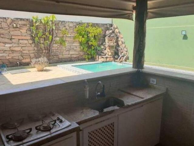 Casa no Jardim Realce com 260 m², 4 quartos, 2 suítes, vaga para 4 carros e àrea de lazer à venda