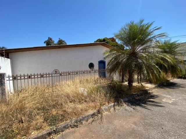 CASA NO LAGO NORTE SÃO DUAS CASAS JUNTAS COM 2600m2 DE ÁREA ÚTIL E 5000m2 TOTAL!