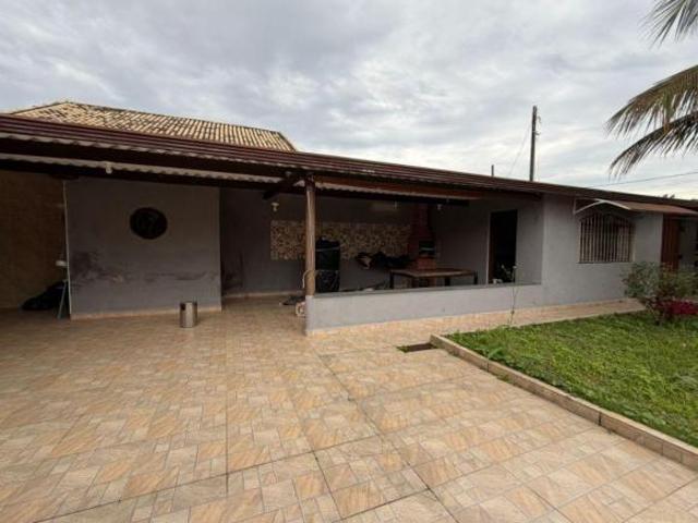 Casa no lado praia, com 3 quartos. Localizado em Peruíbe