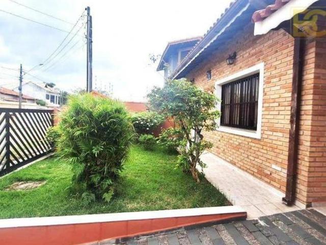 Casa no litoral a 850 metros da praia com piscina e 4 dormitórios Três Marias Peruíbe/SP