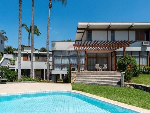 Casa no Pacaembu: Muito Espaço, Vista Aberta, Jardim Impecável e Arquitetura Atemporal