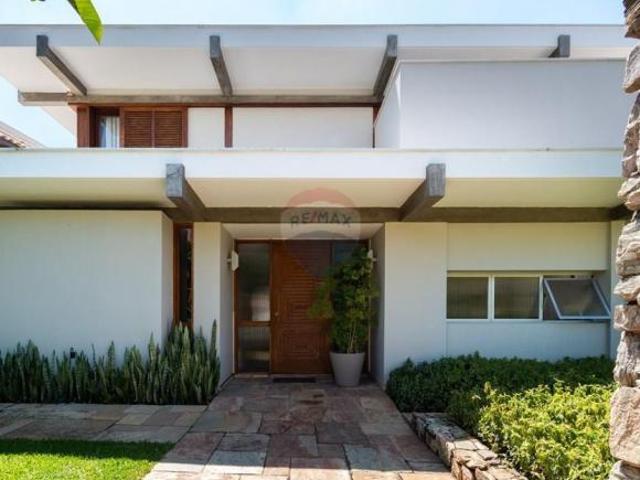 Casa no Pacaembu: Muito Espaço, Vista Aberta, Jardim Impecável e Arquitetura Atemporal