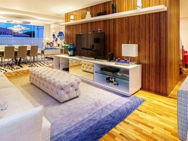 Casa no Pacaembu com 450m², 3 suítes, 4 vagas