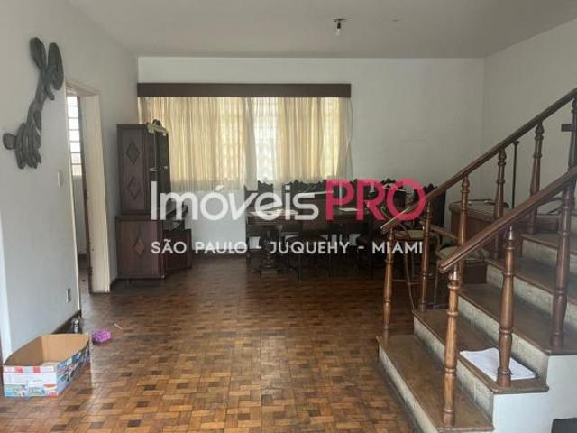 Casa no Pacaembu com terreno amplo e estrutura sólida ideal para modernizar e viver com conforto