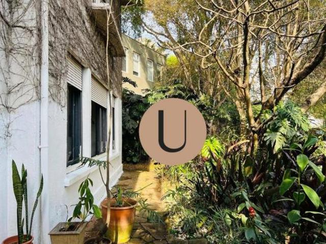 Casa no Pacaembu 400m2, 3 Dormitórios, Suíte Master, Vaga e Edícula Completa