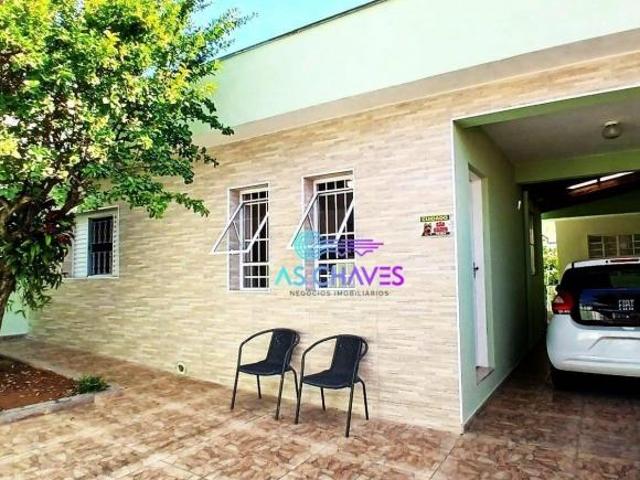 Casa no Parque Centenário com quintal 2 Quartos, 2 Vagas, Área de serviço R$ 610.000