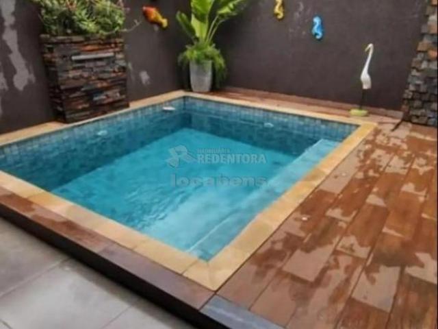 Casa no Parque das Amoras I com 03 quartos, sendo 01 suíte, 02 vagas de garagem e piscina