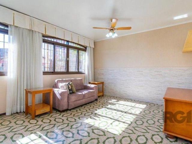 Casa no Partenon com 4 dormitórios e 4 vagas DESOCUPADA