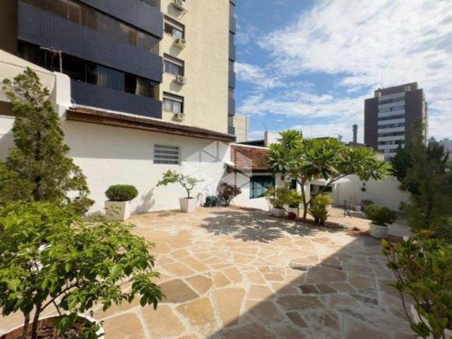 Casa no Petrópolis 3 dormitórios 1 suíte, lareira e amplo terreno de 435 m²