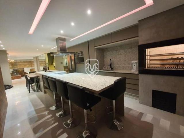 Casa no Pilarzinho com 4 suítes e 6 vagas de garagem toda reformada