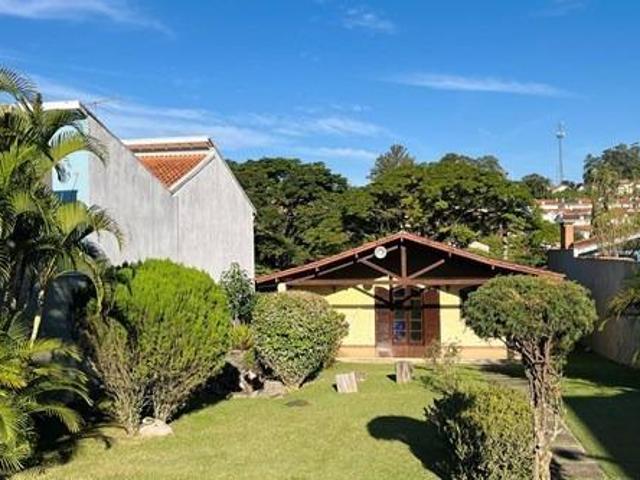 Casa no Pinus Park com dois lotes somando 864 m2 de terreno de rua a rua