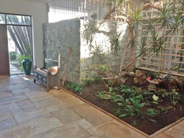 Casa no Planalto Paulista com 900m² de terreno com 3 quartos e 6 vagas