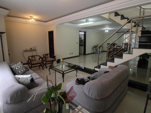 CASA NO PORTÃO RESIDENCIAL LINDA IMPECAVEL