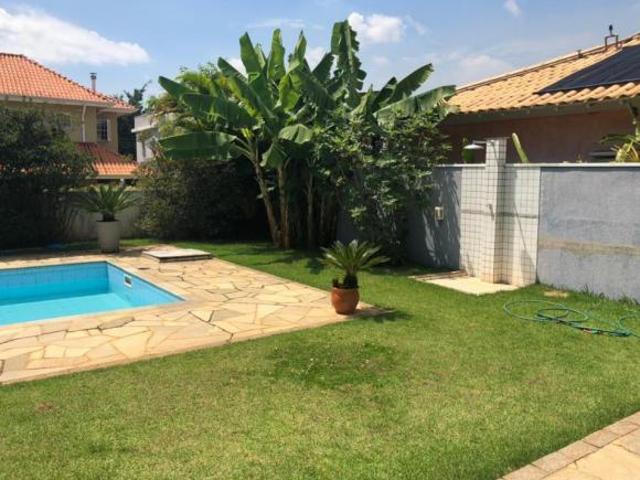 Casa no residencial Alphaville 12, com 4 dormitórios, 3 vagas cobertas.