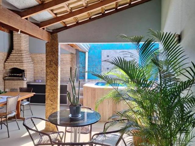 Casa no Residencial Califórnia com varanda, tendo churrasqueira, portões eletrônicos, 03 dormitorios
