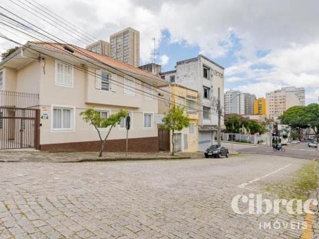 Casa, no São Francisco, de 440,00m², com 8 quartos