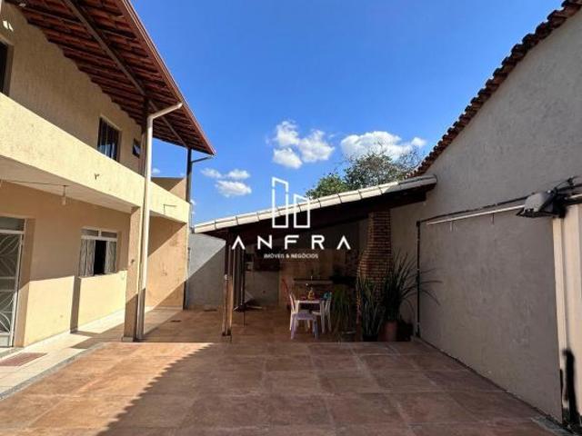 Casa no Santa Helena com 4 Qts, 2 vagas e espaço gourmet