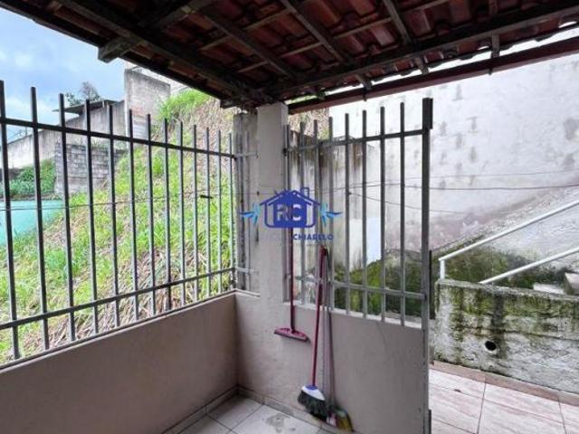 Casa no segundo andar, a 1km do centro, possui 3 quartos, sala, cozinha, banheiro, area de serviço