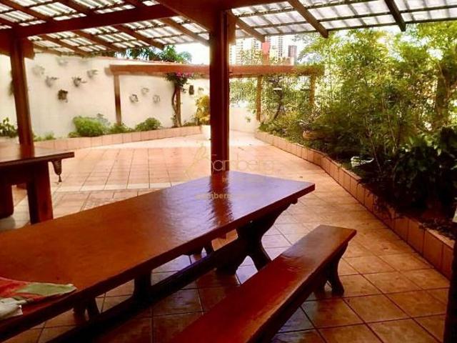 CASA NO TABOÃO COM 6 QUARTOS 5 SUÍTES 4 VAGAS DE GARAGEM PODENDO SER COMERCIAL
