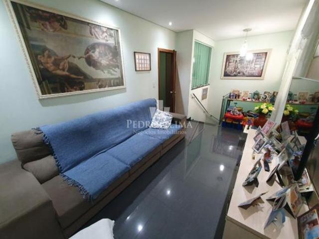 Casa no Tatuapé com 226m² de área construída, 4 quartos e 3 vagas, quintal com churrasqueira