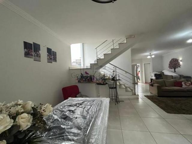 CASA NO URBANOVA COM 3 SUÍTES! R$1.600.000,00