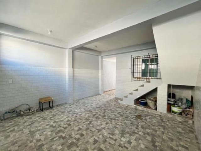 Casa no valo velho ao lado da estrada de Itapecerica
