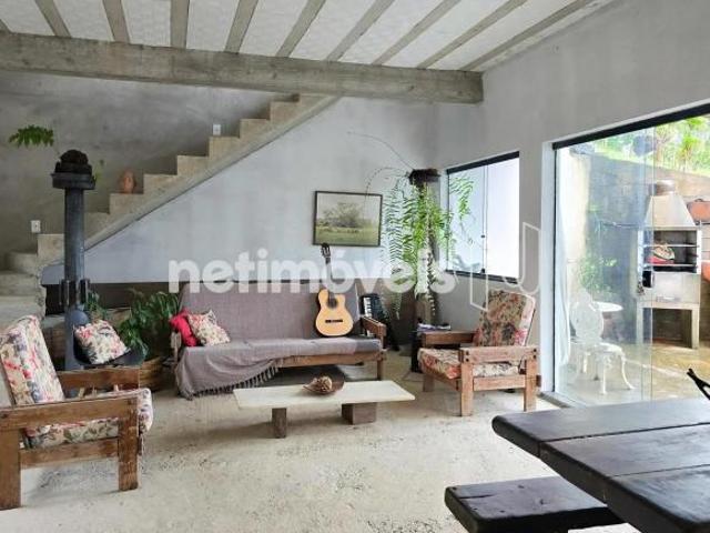 Casa em Condomínio Fechado – 4 Quartos, 2 Suítes – 1.440 m² – Vale do Tamanduá