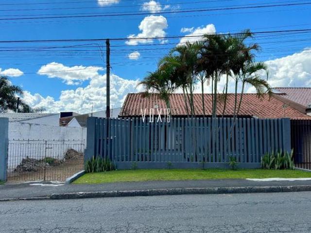 CASA NO XAXIM, COM 03 DORMITÓRIOS E ESPAÇOSO TERRE