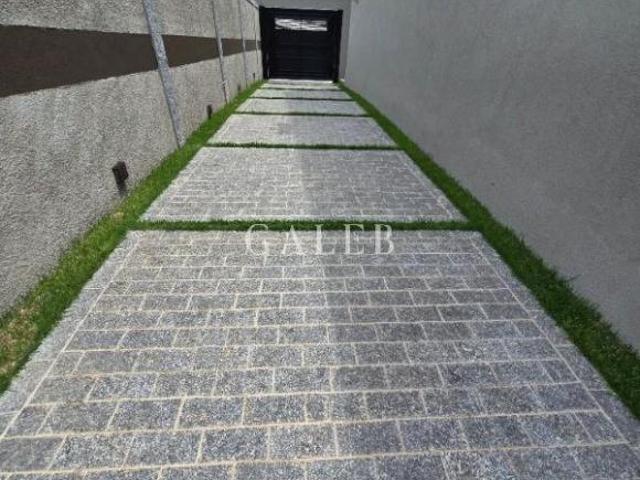 CASA NOVA, 3 SUÍTES, PISCINA, 3 VAGAS GRANDES E COBERTAS, CONDOMÍNIO FECHADO