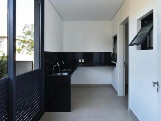 CASA NOVA 4 SUÍTES, VARANDA GOURMET, PISCINA COM PRAINHA E DECK, 4 VAGAS COBERTAS