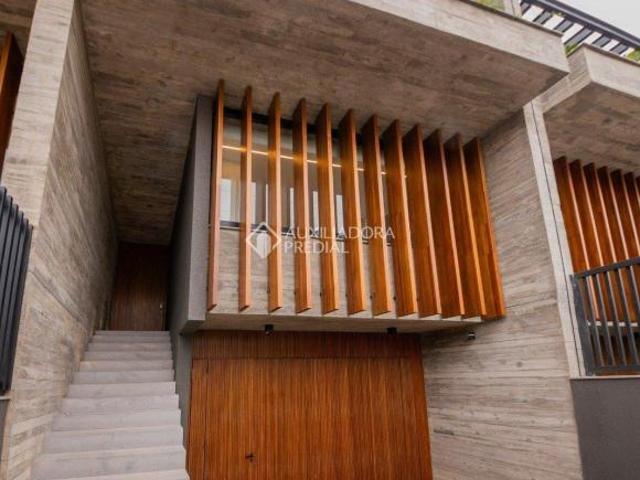 Casa nova 500m² no Três Figueiras com 3 suítes, piscina e 4 vagas
