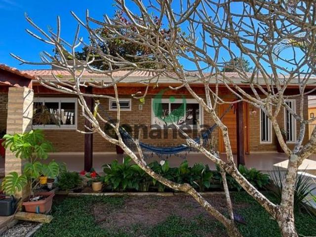 Casa nova com ótimo projeto, muito bom gosto e capricho nos detalhes, para venda no Retiro das Carav